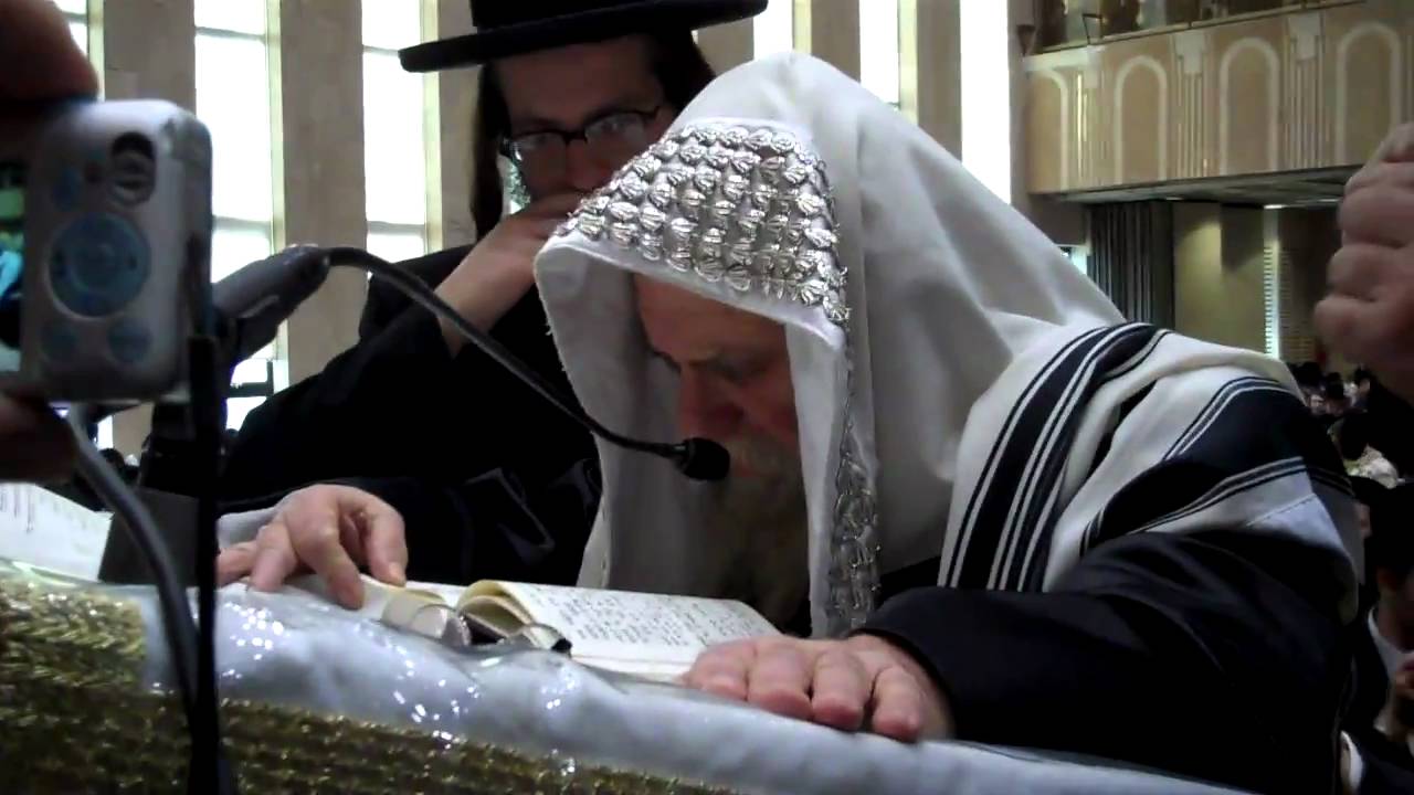 Rabbi Yechezkel Roth Saying Tehillim in Bobov (48) - YouTube