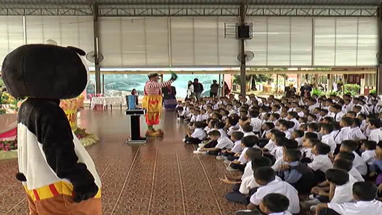 Clown, PO Help Ease Pupils’ First-day Jitters - YouTube