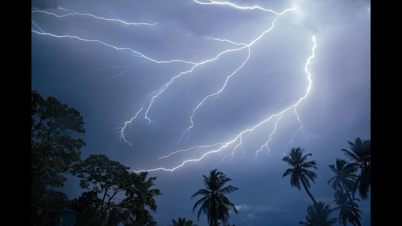 Sonido de lluvia relajante con truenos y efecto de rayos. Tormenta ...