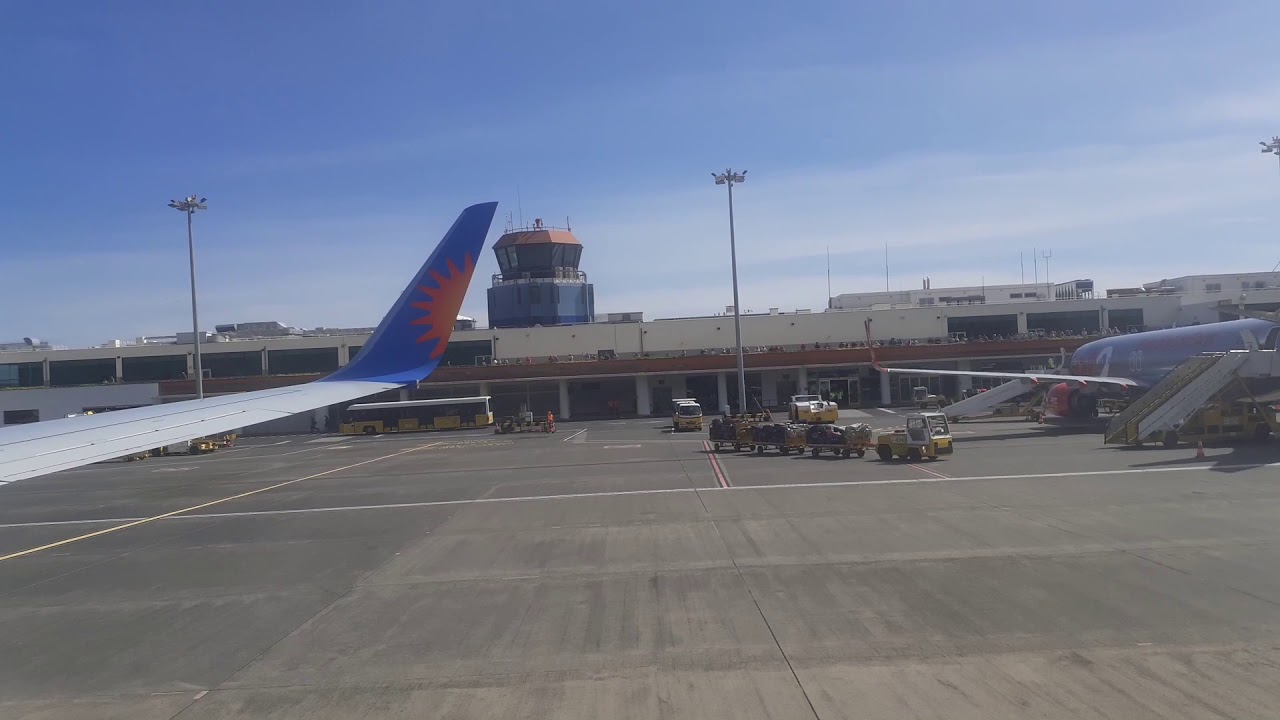 Jet2.com/Jet2 holidays B737-800 SAFETY DEMONSTRATION + pushback from ...