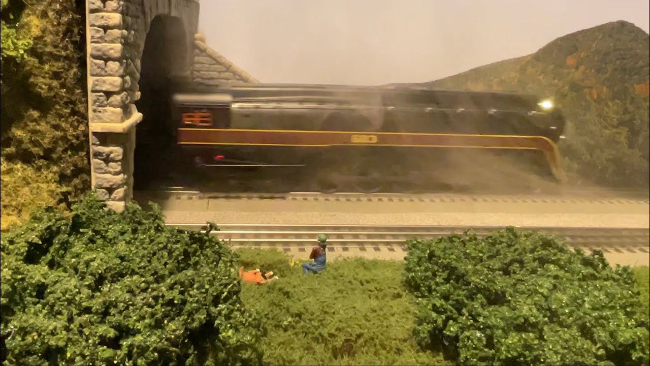 Lionel Legacy N&W J Class forces smoke back out end of tunnel from ...