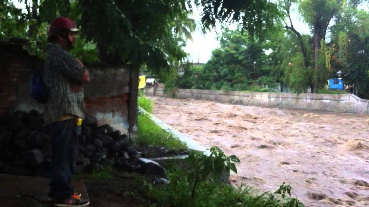 El río Colima después de la lluvia del jueves 15 de agosto - YouTube