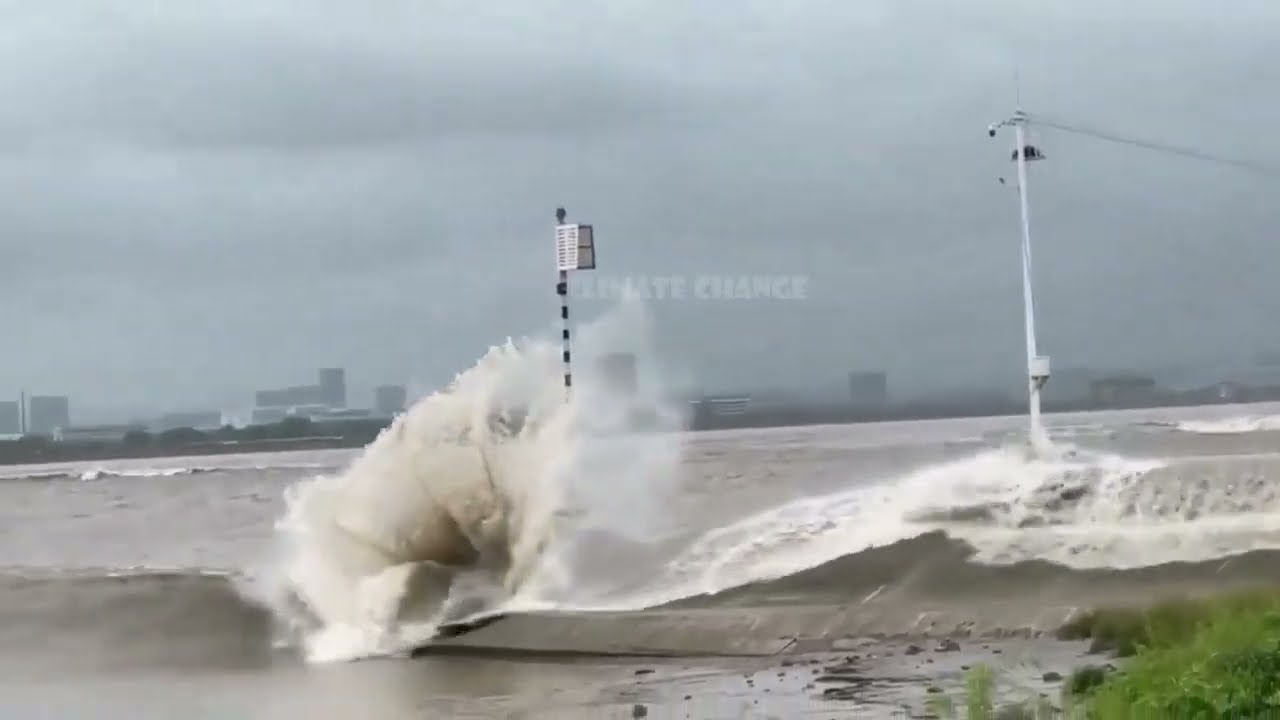 China: 25-meter-high waves on the Qiantang River overflowed the banks ...