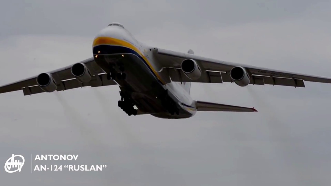AN-124-100 is flying over the runway/АН-124-100 виконує прохід над ...
