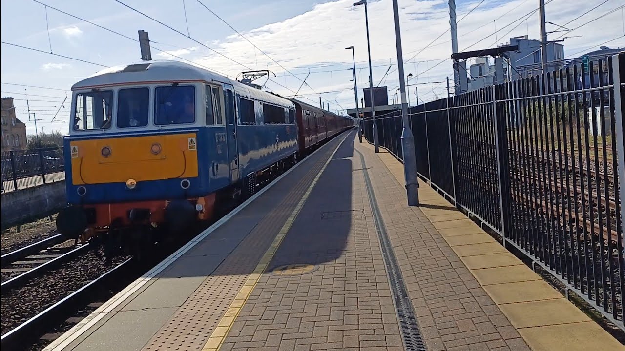 class 86 259 "les Ross " passing through warrington bank Quay station ...