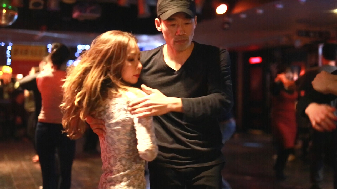 * 어슬렁 & 아린 Arin 살사 @ 대구 크레이지 살사 파티 by 대쉬 20170114 (DJ린넨,DJ헤이즐) - YouTube