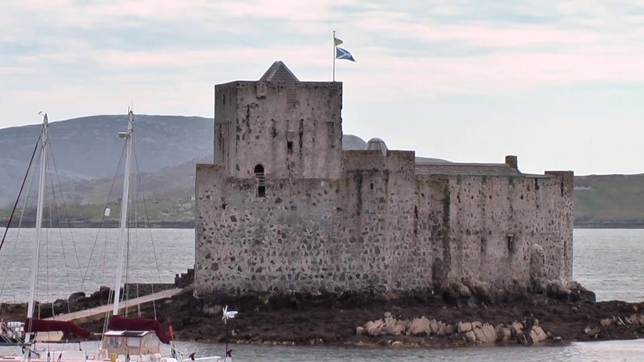 Kisimul Castle on the Isle of Barra, Scotland - Ancestral home of Clan ...