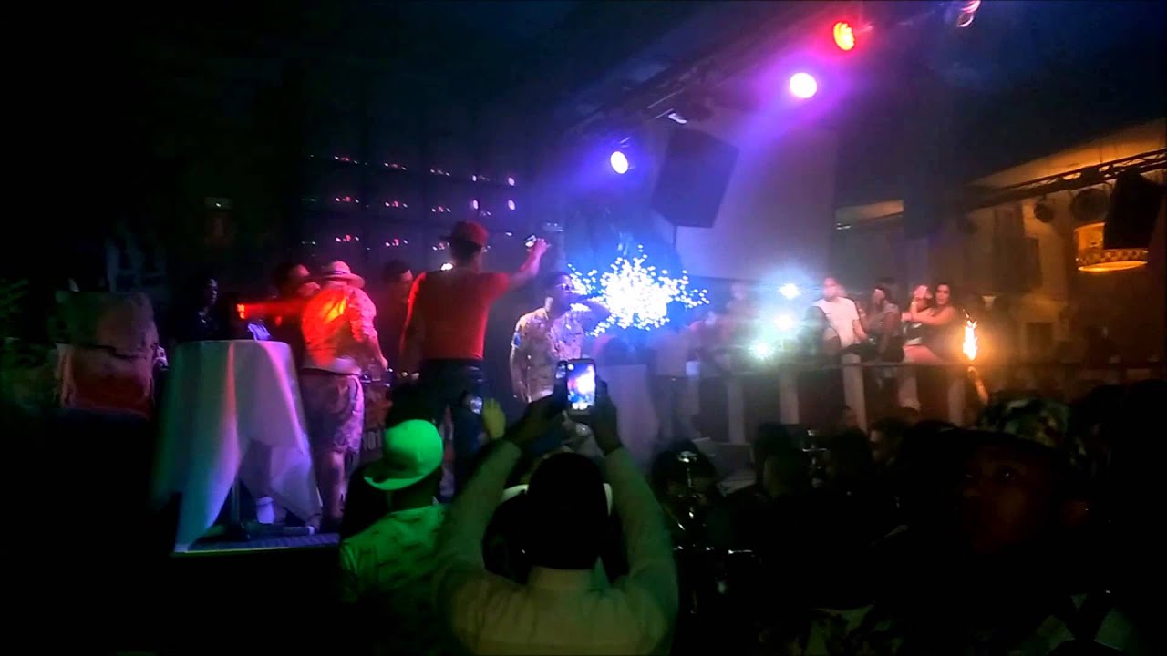 Chimbala En Discoteca Outside a Casa Llena - YouTube