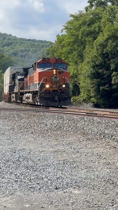 NS 264 BNSF H1 1105 Leader - YouTube