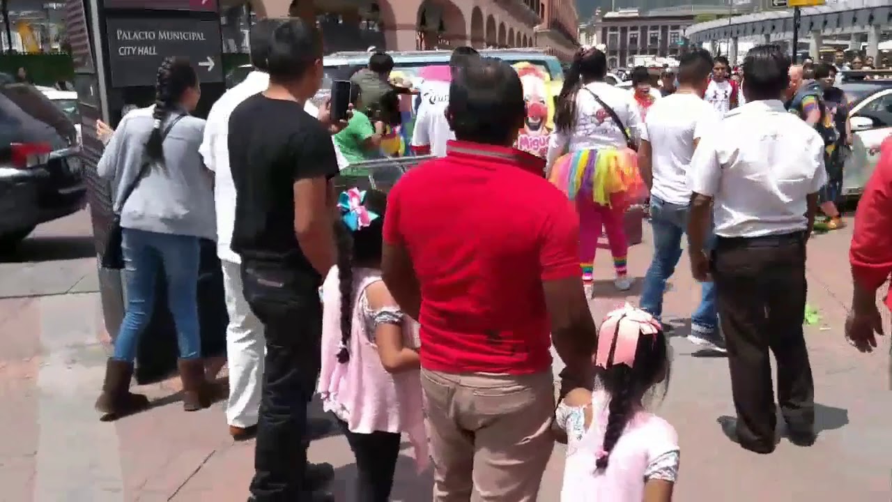 Payasos peleando con con canción "fluorescent adolescent" de fondo ...