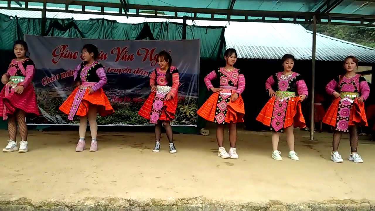 Hmong dance happy new year - YouTube