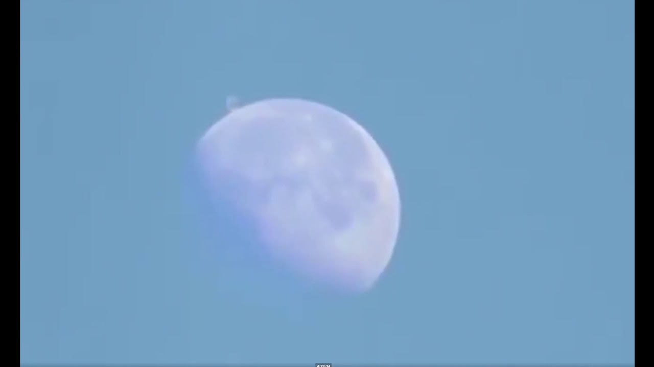 Huge planetary object above the Moon - YouTube