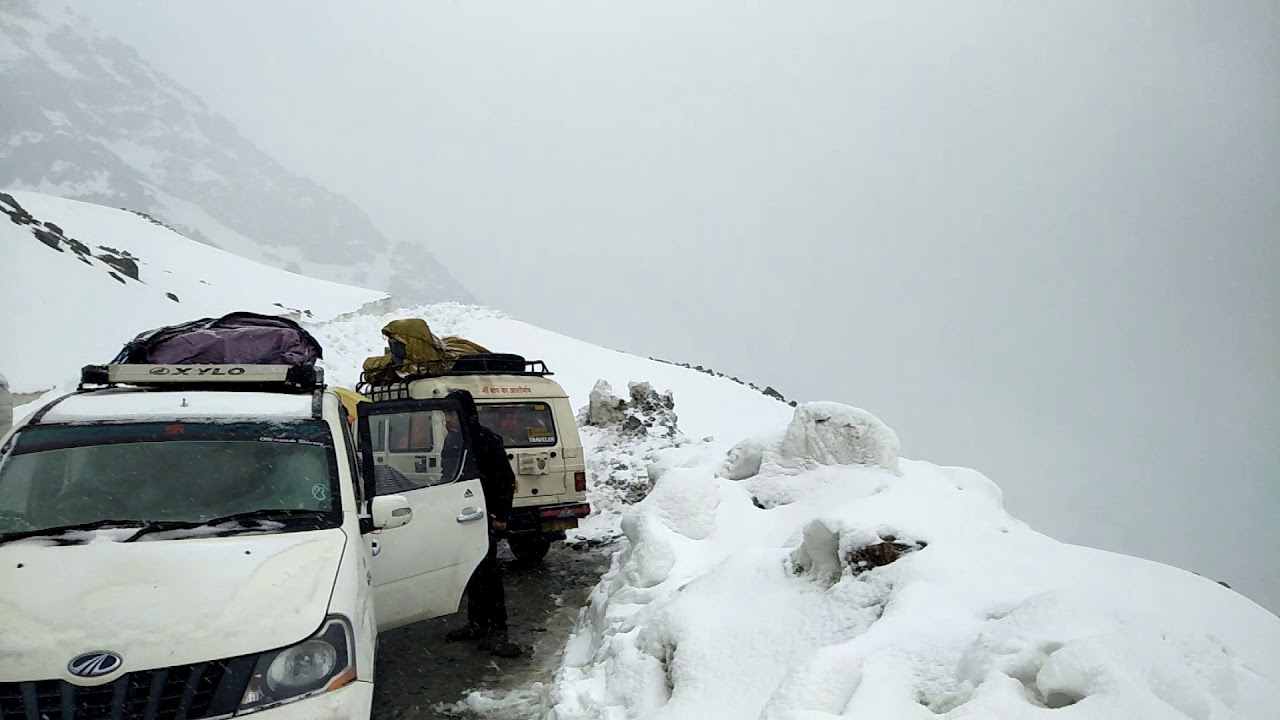 HEAVY SNOWFALL AT SAACH PASS - YouTube