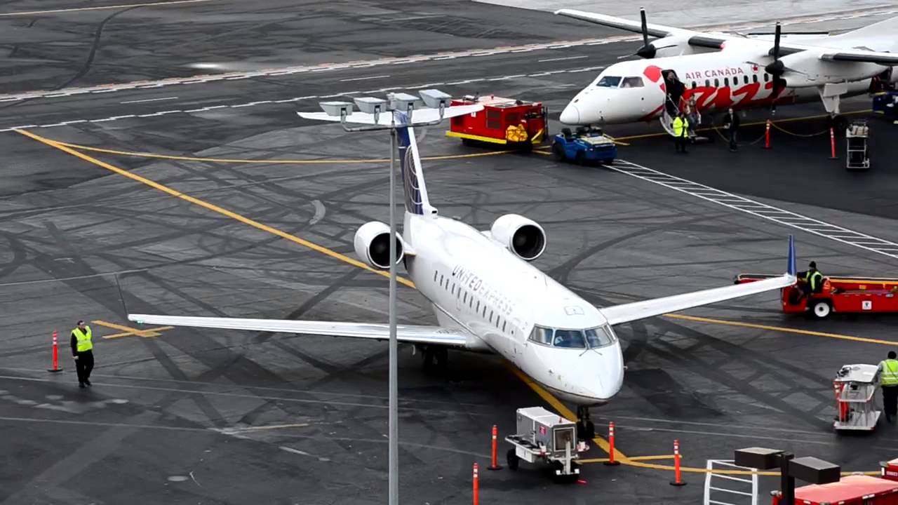 SkyWest CRJ-200 (N961SW) Engine shutdown - YouTube