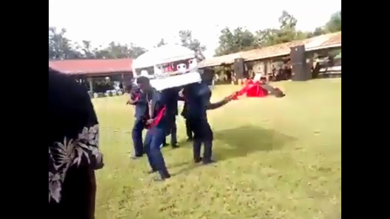 Funny black men dancing while carrying coffin - YouTube