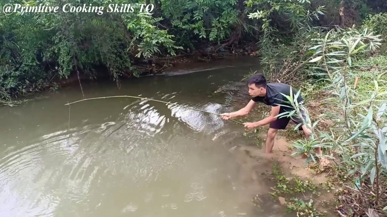 Primitive Survival skills - How to fishing big fish and yummy cooking ...