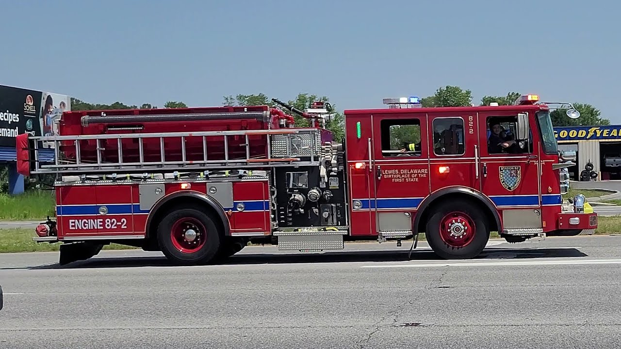Lewes Fire Department Engine 82-2 Responding - YouTube
