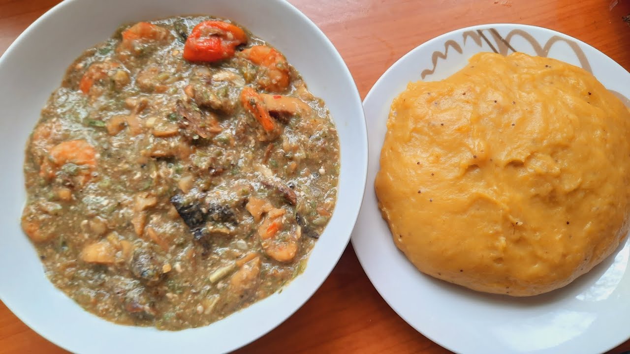 Sauce Gombo poisson fumé, crevettes, filet de poisson, fufu de bananes ...