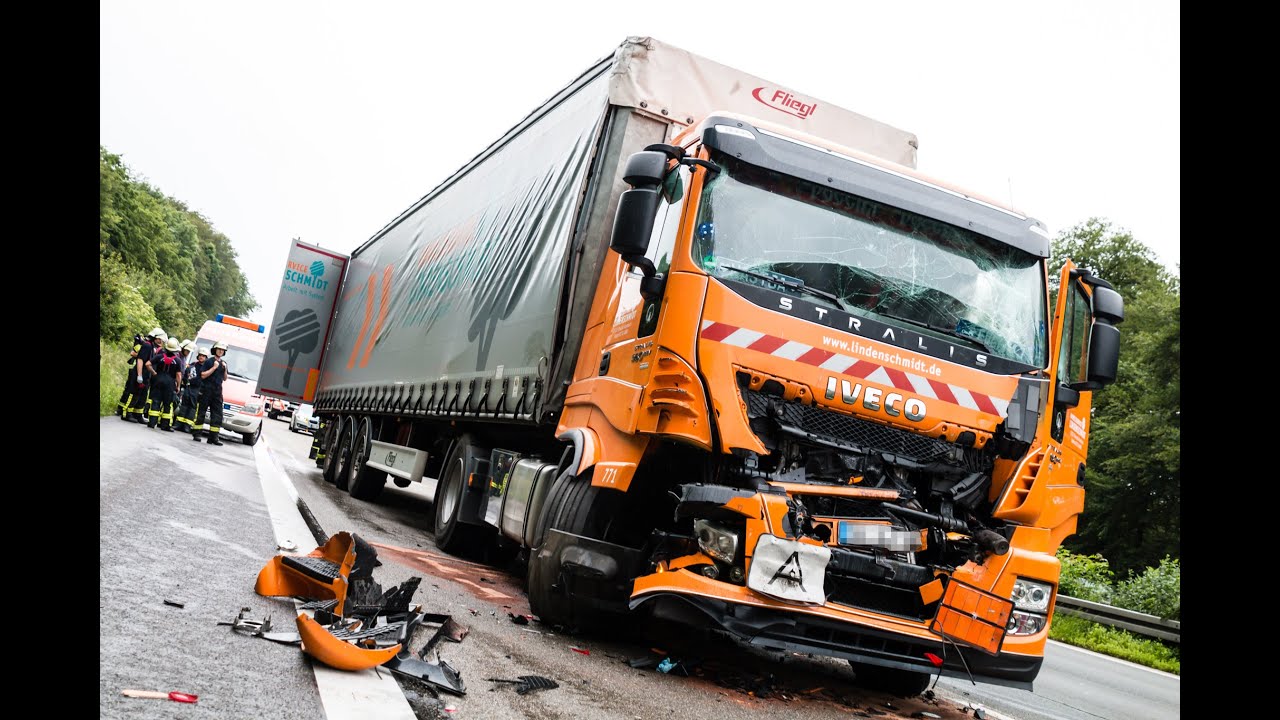 Lkw-Auffahrunfall auf der Autobahn in Höhe Niedernhausen - YouTube