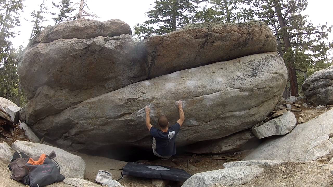 Angus (left) v7 - Tramway (Trailside Boulders) - YouTube