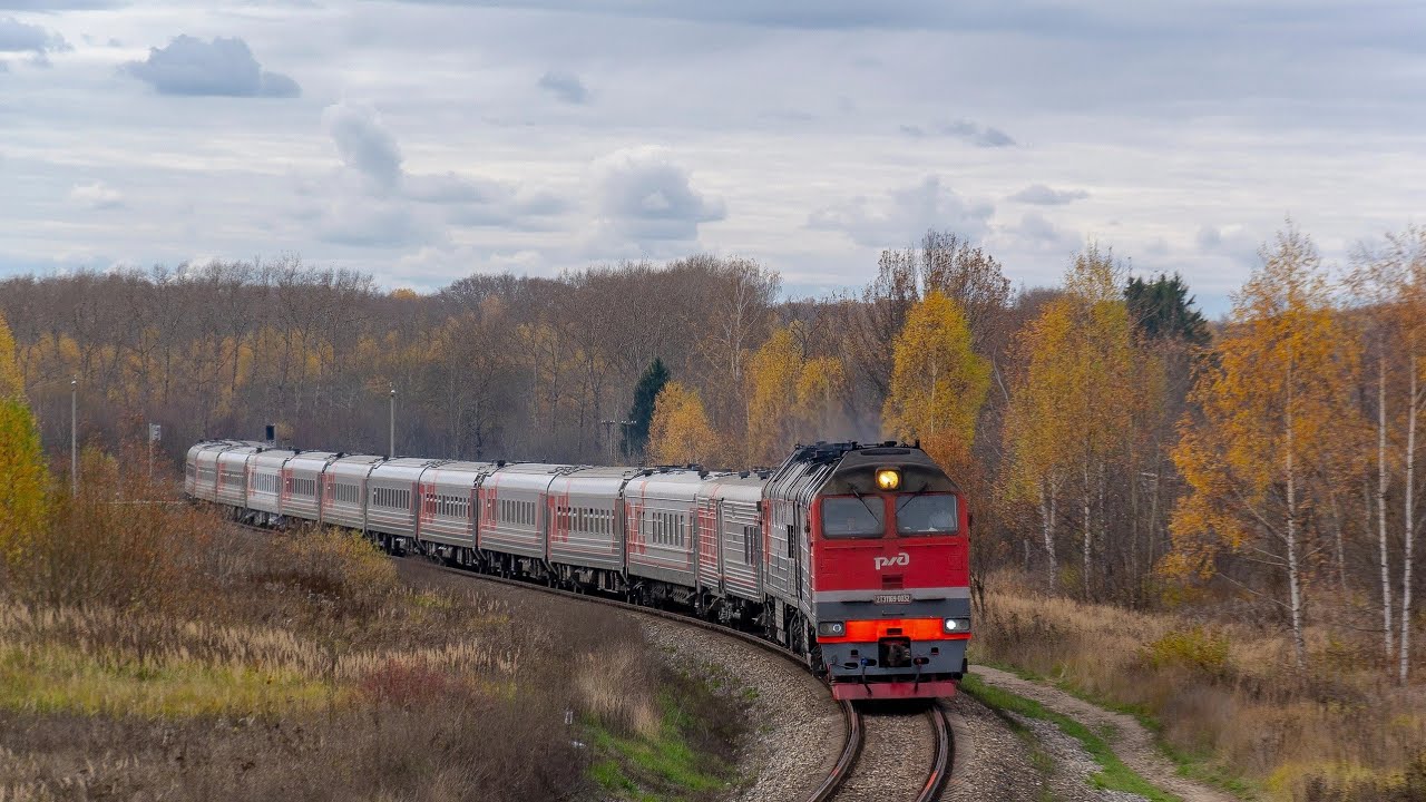 Тепловоз 2ТЭ116У-0032 едет с пассажирским поездом по перегону ...