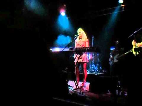 Kate Miller-Heidke - Caught In The Crowd - YouTube
