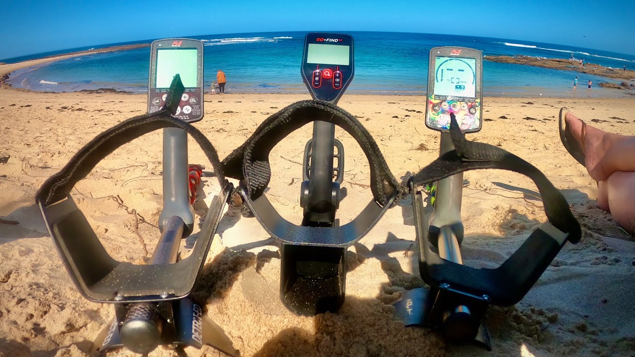 Beach Detecting with my Family! (Beach Metal Detecting) - YouTube