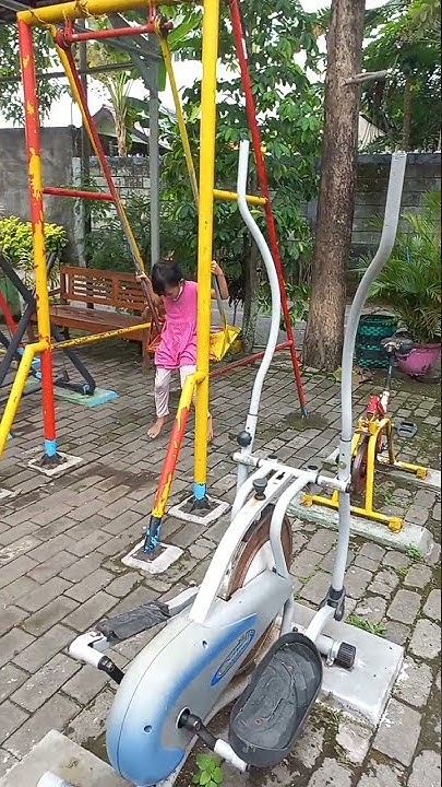 bermain ayunan di taman bermain - YouTube