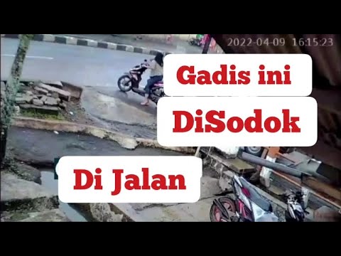 Gadis Cantik diSodok saat berhenti Di Persimpangan