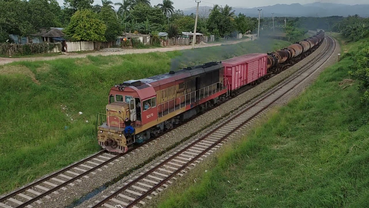 Loco DF7G-C 52575 through Dos Caminos with a short freight from Stgo to ...