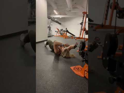 Alternating cable toe tap crunches - YouTube