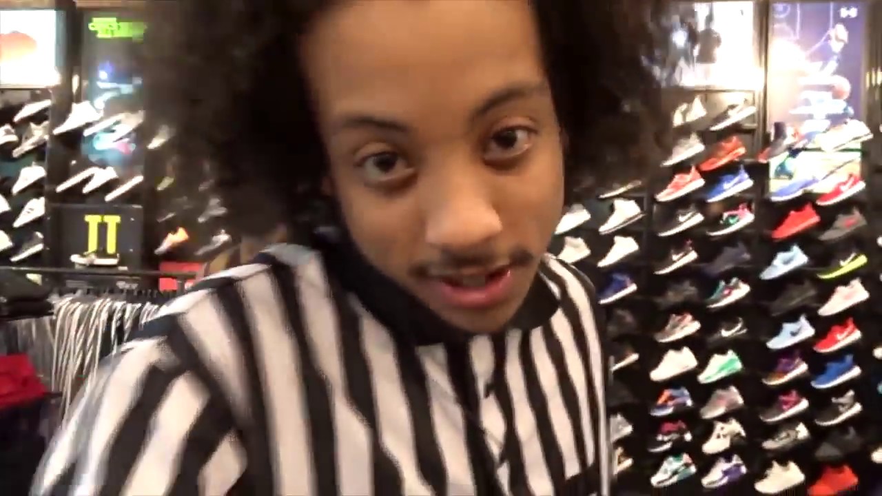 CLOWNS AT THE GALLERIA MALL!!! Vlog #2! - YouTube