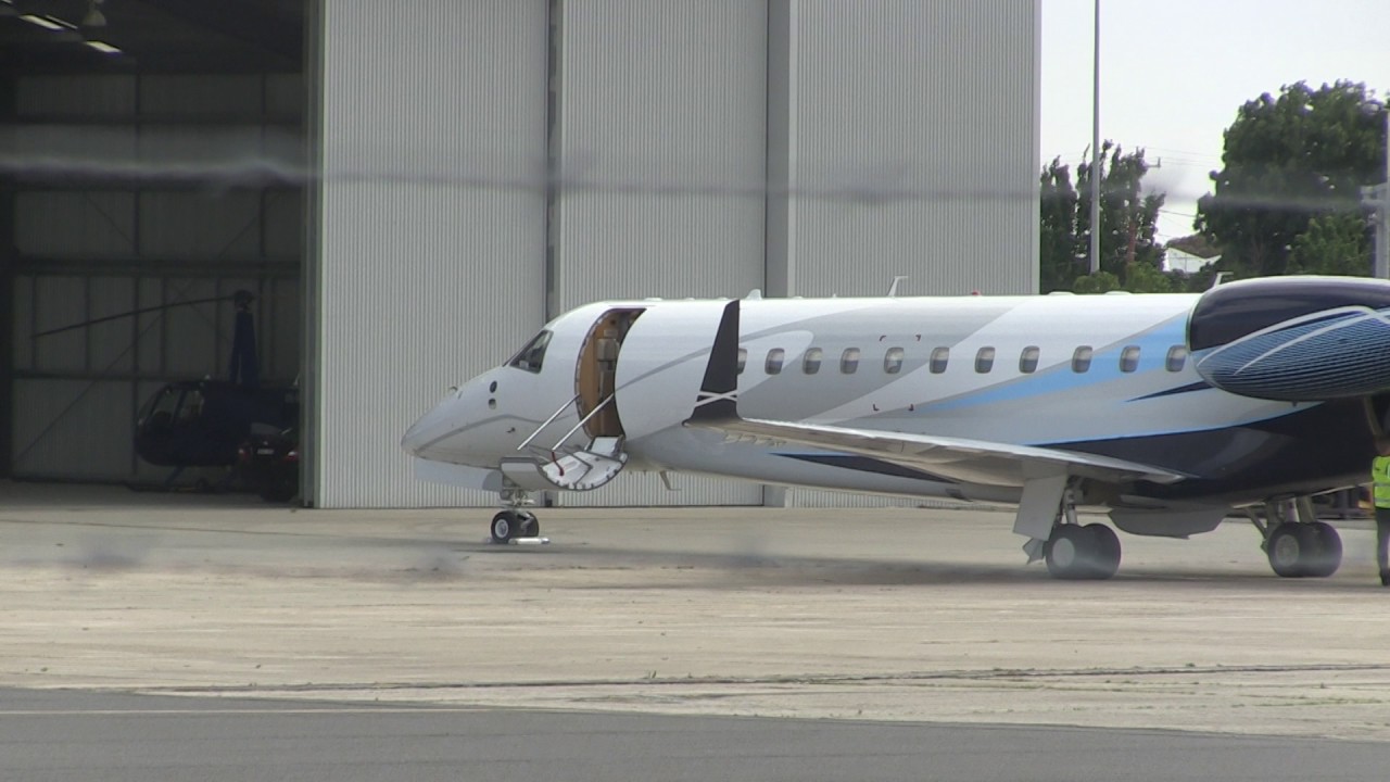 'COLDPLAY camera shy in MELBOURNE on private jet' - YouTube