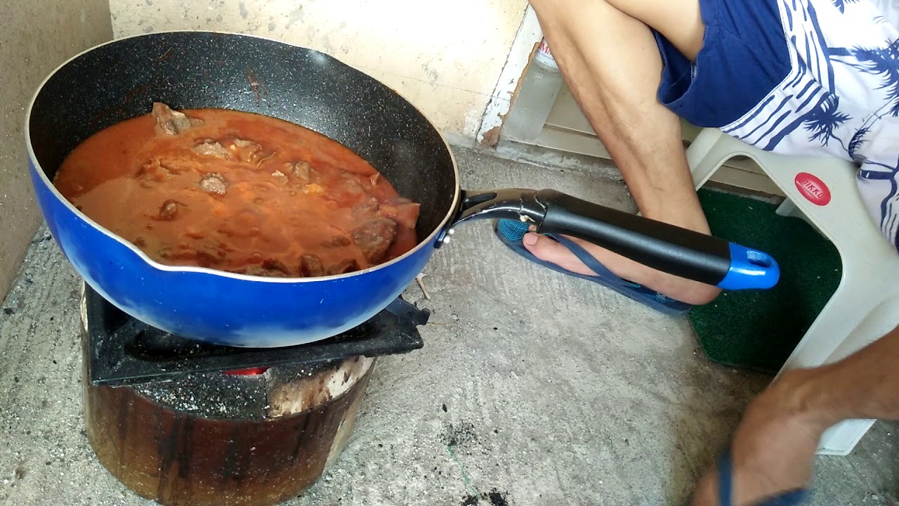 Marc Barredo Cooking Moments of Cheesy Beef Caldereta using Kalan De ...