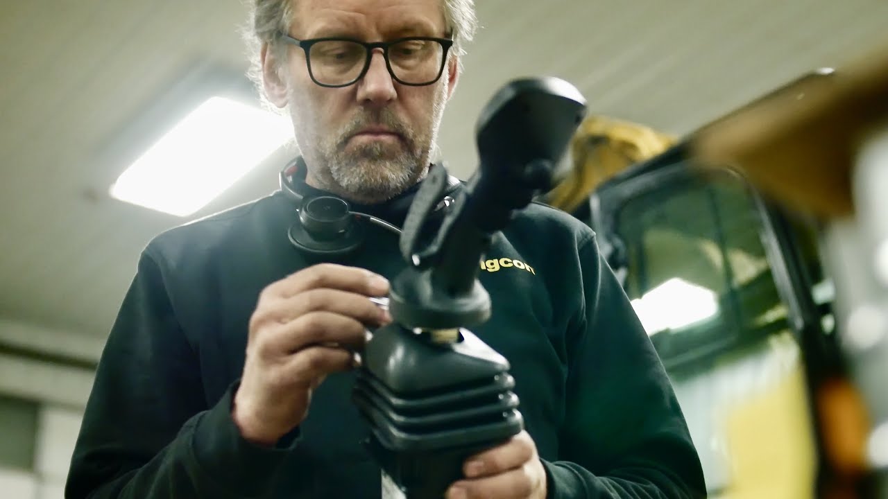 Engcon® Tiltrotator Installation on CAT® 306CR - YouTube