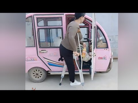 The beautiful amputee woman challenges the disability with one leg and ...