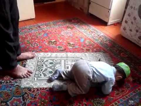 balaca Mehemmedeli namaz qilir.mp4