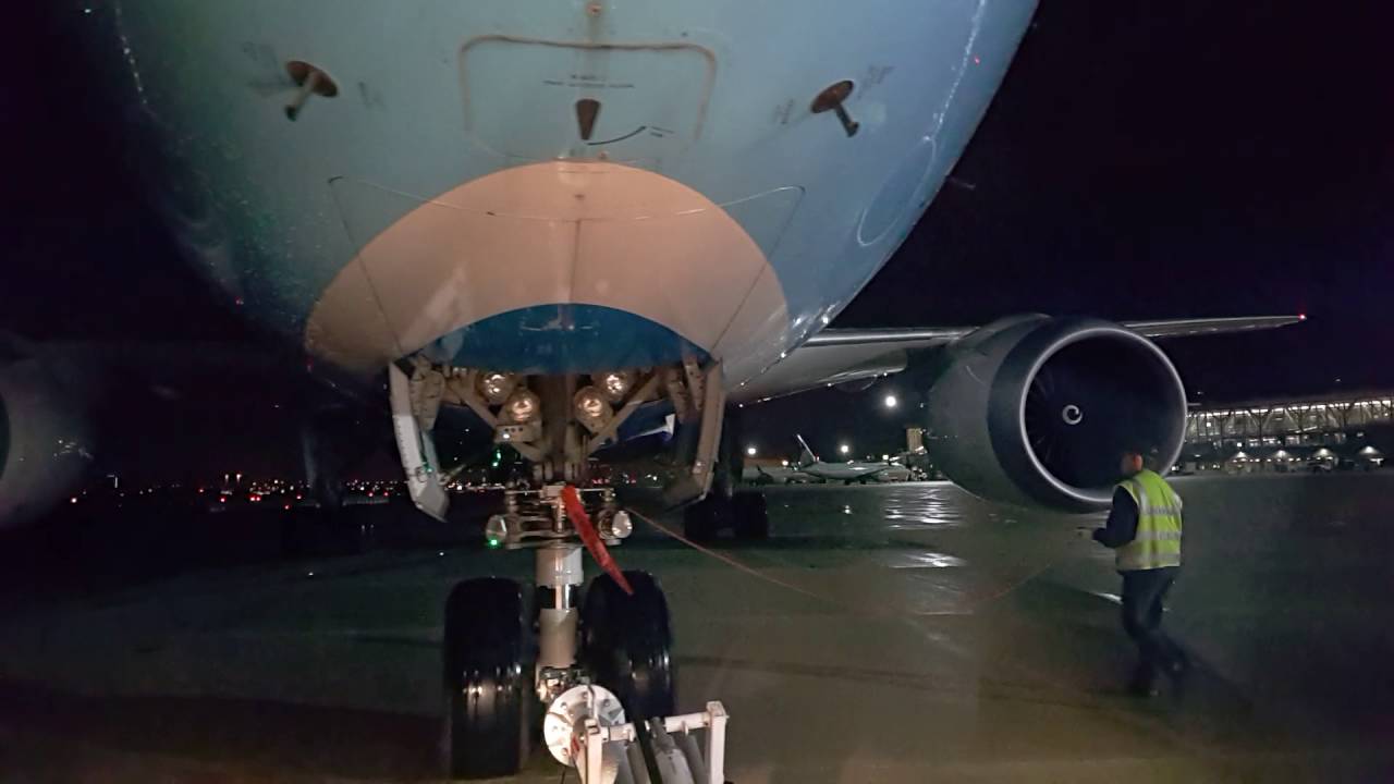Boeing 787 pushback at night... - YouTube