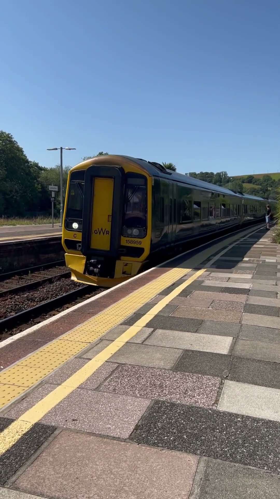 GWR Class 158 arriving into Lostwithiel. - YouTube