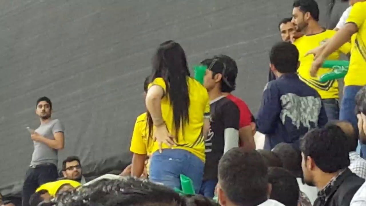 # PSL 2018 || Girl fight in Croud. - YouTube