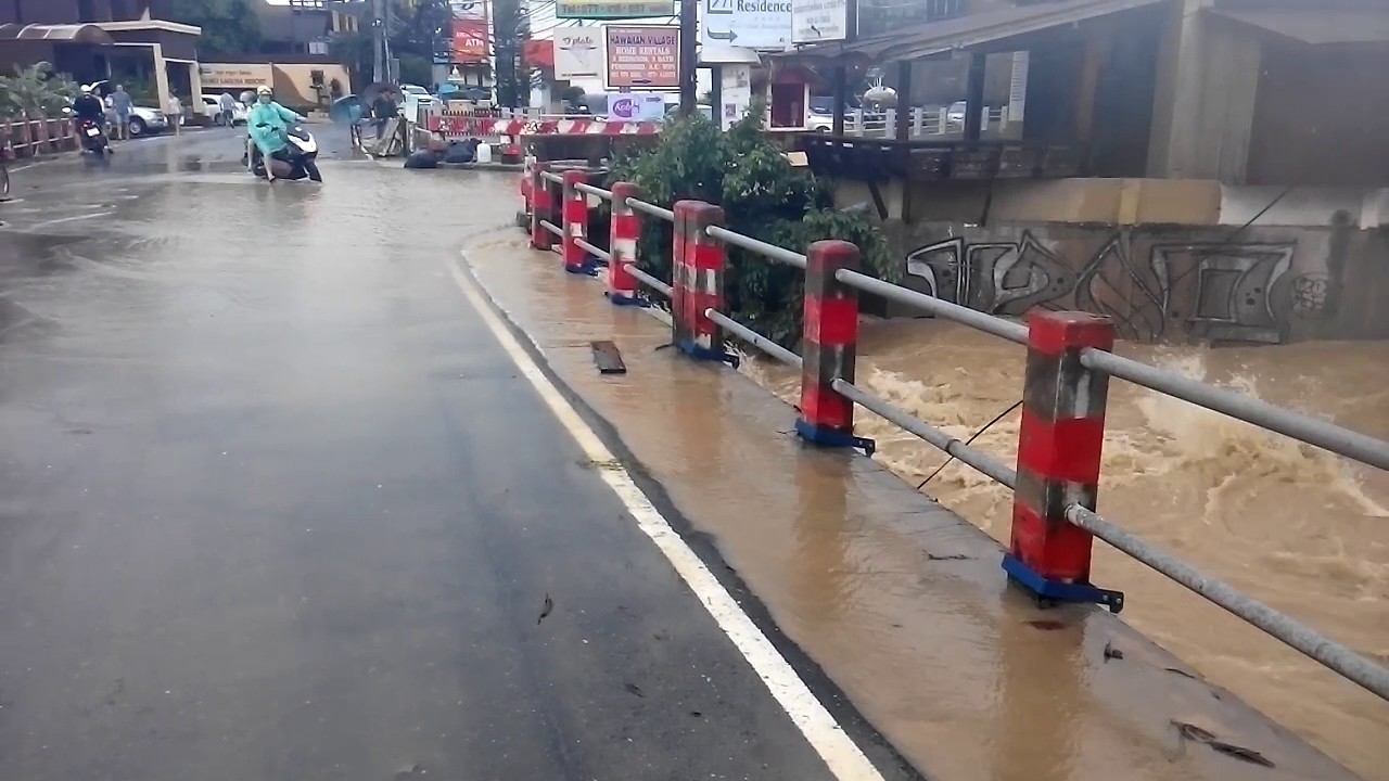 Koh Samui flooding at Lamai beach. - YouTube