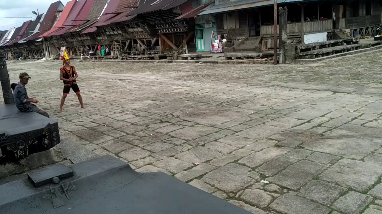 Lompat Batu (Hombo Batu) dari pulau Nias - YouTube