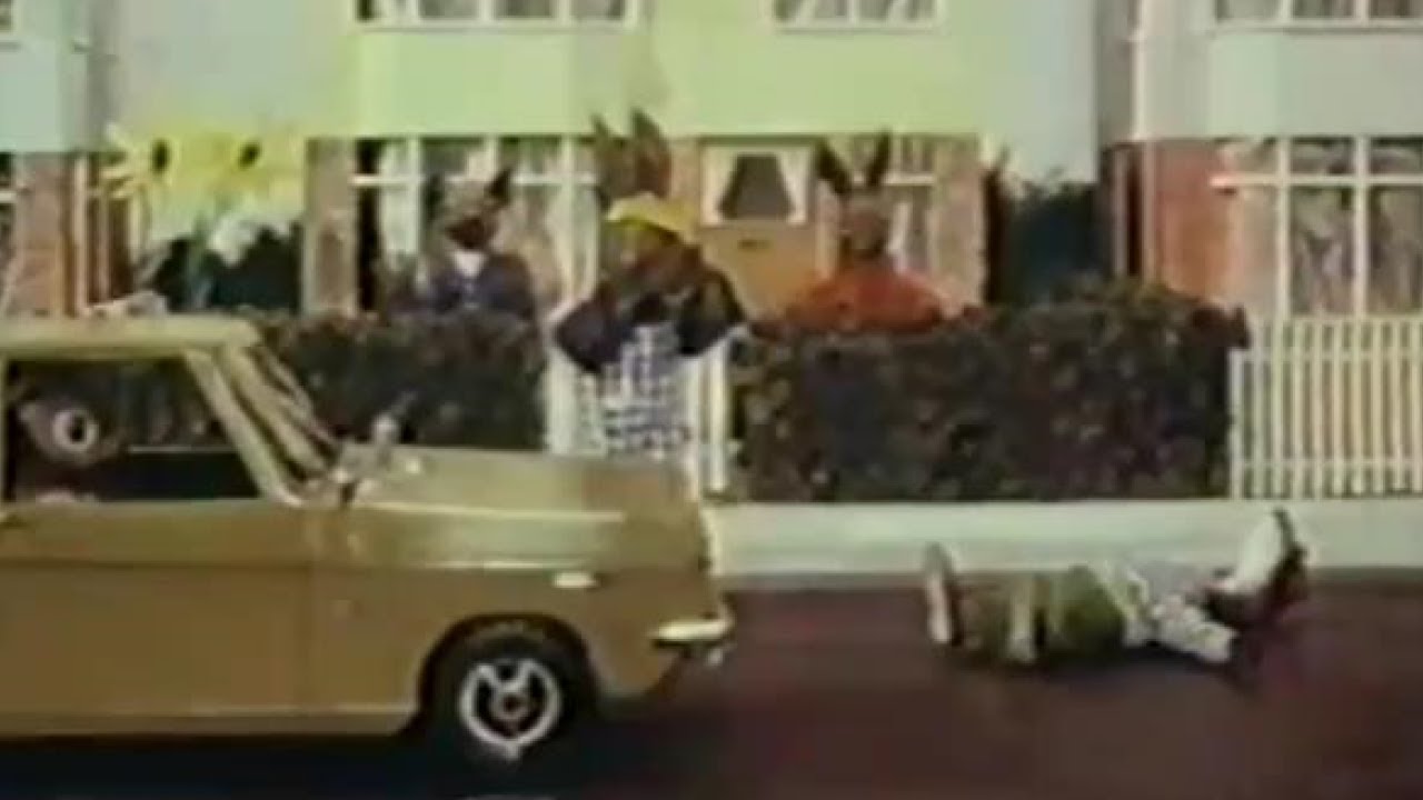 Telly Addicts - Willy The Weasel Gets Run Over - YouTube