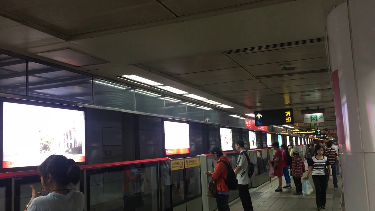 台北捷運紅線 往新北投列車進雙連站一月台. TPE Metro red line. To:Xinbeitou train entering ...