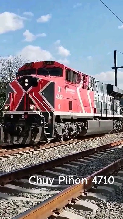 Ferromex ES44AC #4642, PRLX ST70AH #8900, C30 super 7 #3715 y #3704 rumbo norte pasando ...