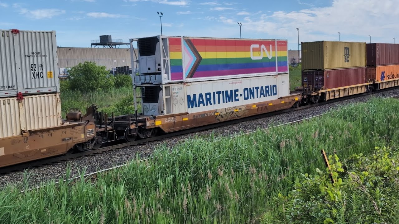 (Pride container/Ex-CREX 3923/friendly crew) CN Z121 | 2924 leads 3923 ...