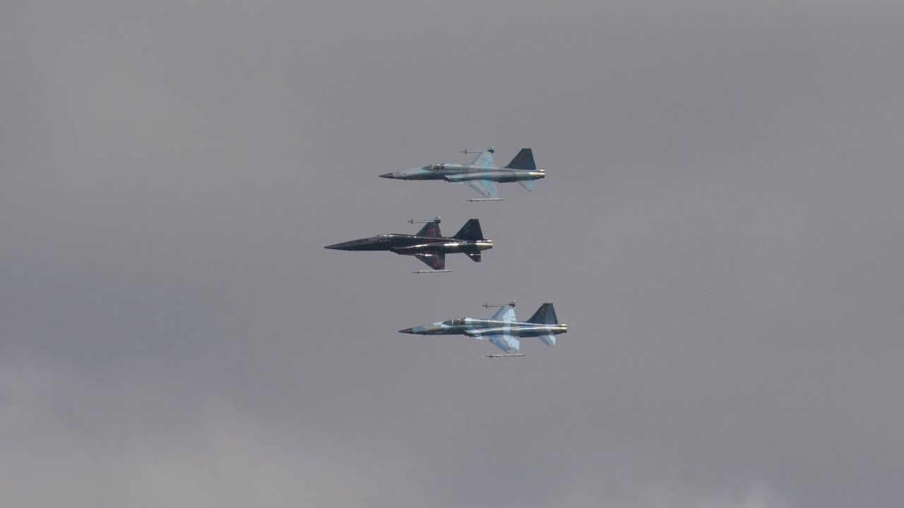 VFC-204 River Rattlers New Orleans Airshow 2024 - YouTube