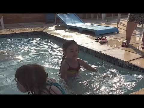 Elis Maria na piscina - verão 19/20