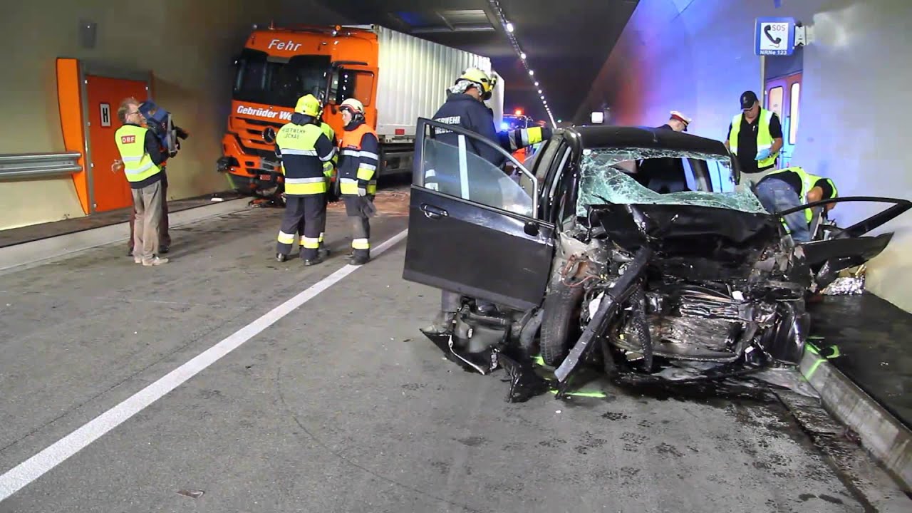 Tödlicher Verkehrsunfall im Pfändertunnel - YouTube Tödlicher Verkehrsunfall im Pfändertunnel - YouTube