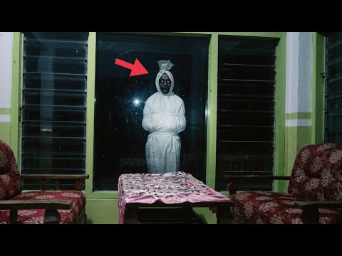 POCONG JADI-JADIAN MASUK KE RUMAH WARGA ! 10 PENAMPAKAN HANTU TERJELAS DAN SERAM VIRAL DI INTERNET